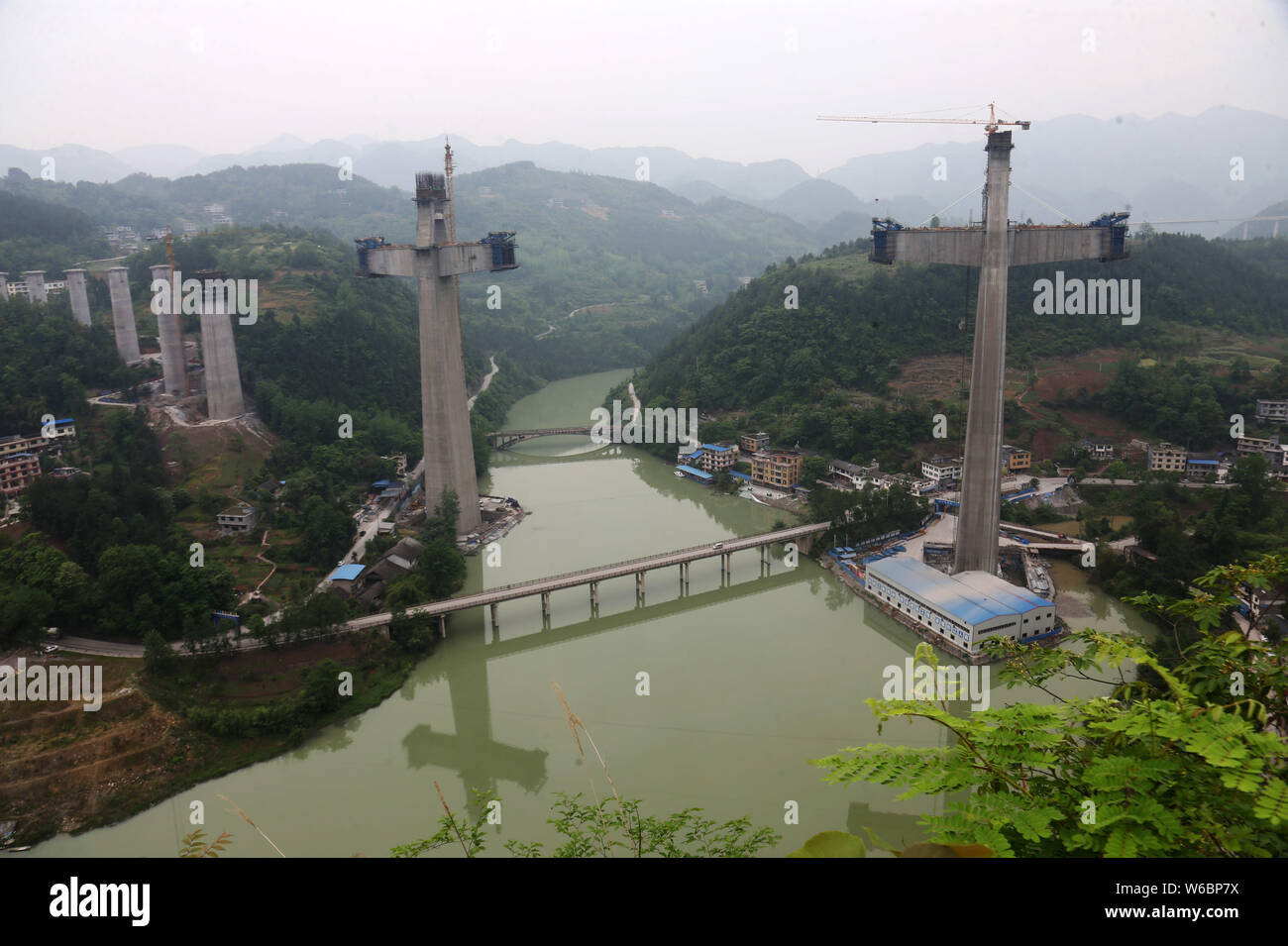 The Apengjiang Railway Bridge on the Qianjiang-Zhangjiajie-Changde ...