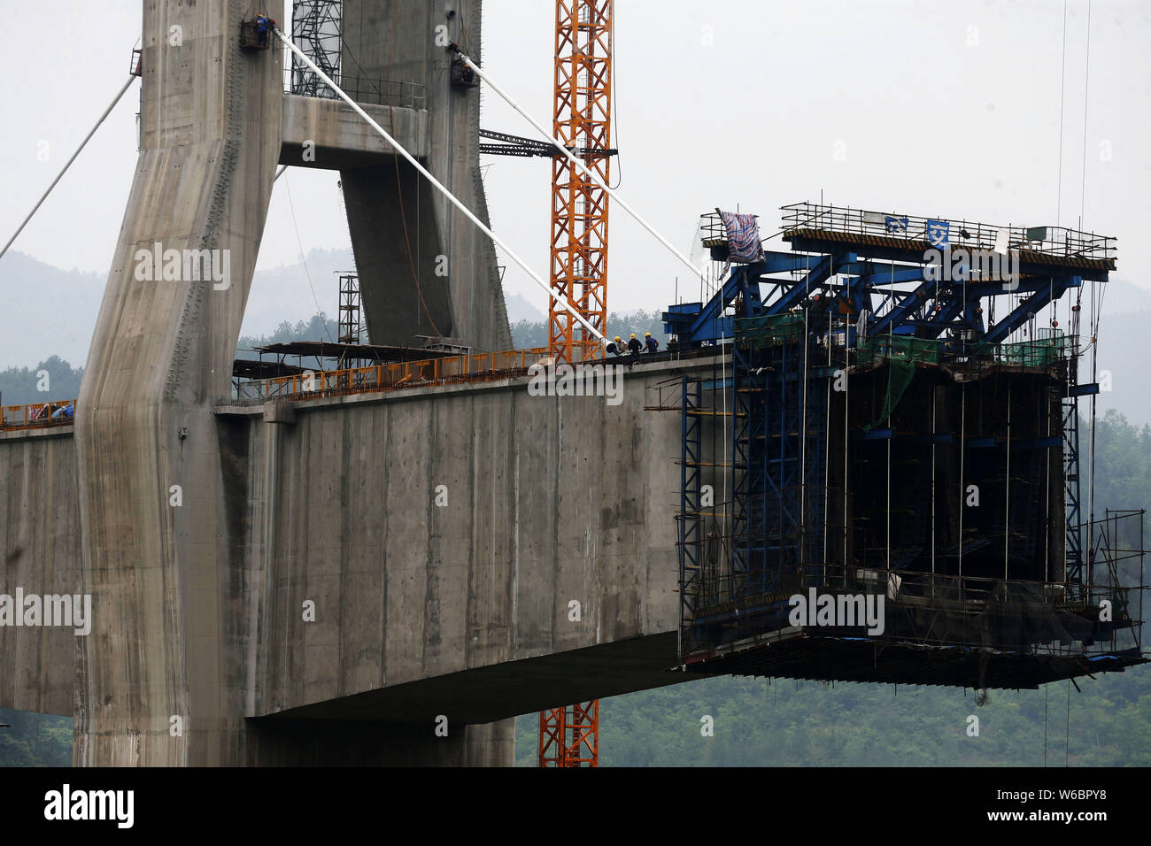 The Apengjiang Railway Bridge on the Qianjiang-Zhangjiajie-Changde ...