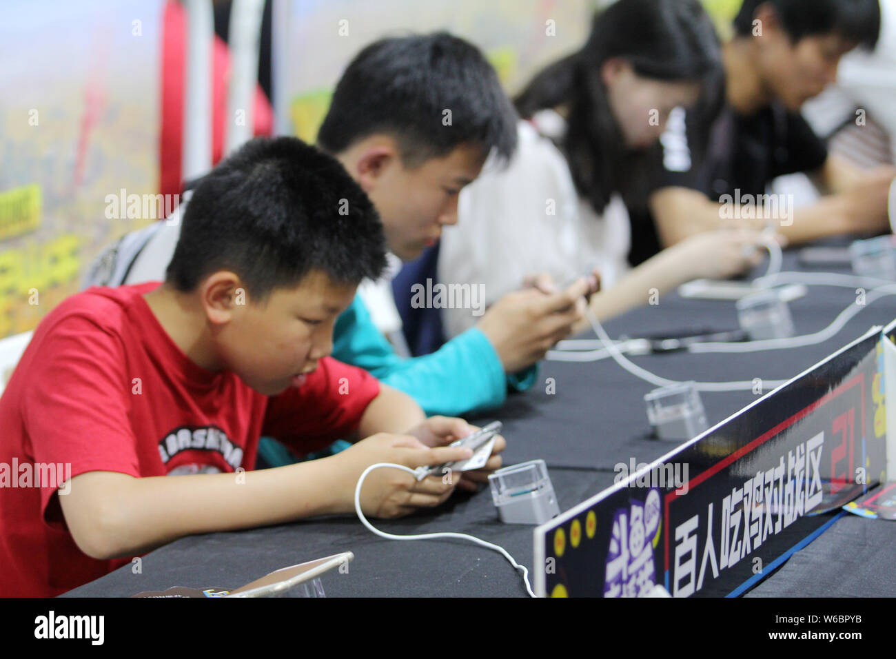 --FILE--Chinese mobile game players of Tencent's mobile MOBA "King of ...