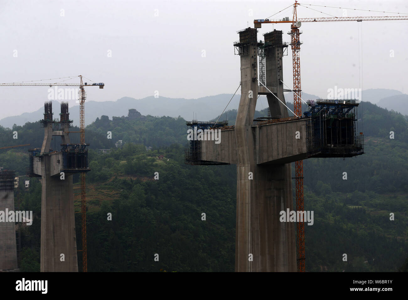 The Apengjiang Railway Bridge on the Qianjiang-Zhangjiajie-Changde ...