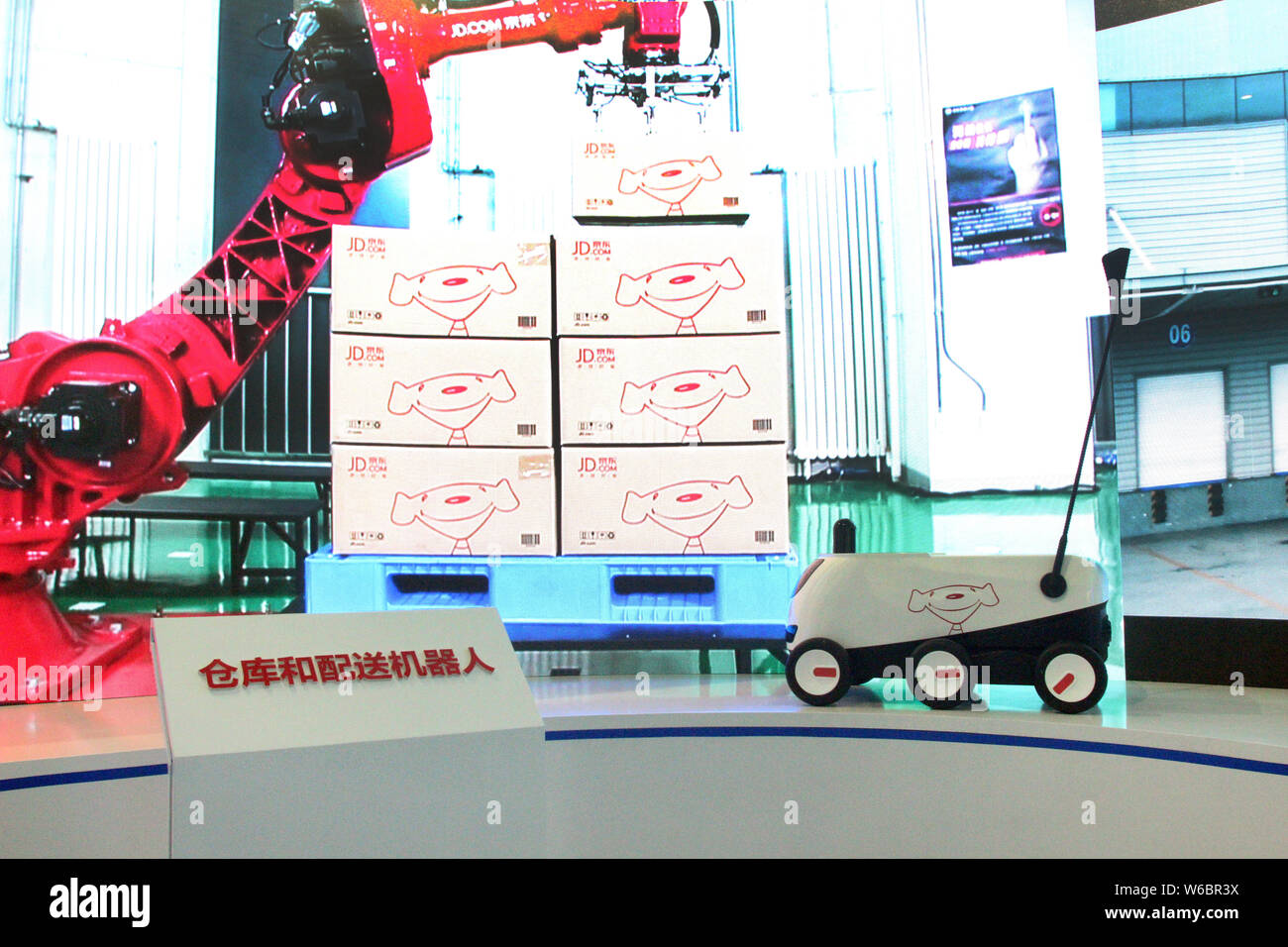 Unmanned delivery vehicle china hi-res stock photography and images - Alamy