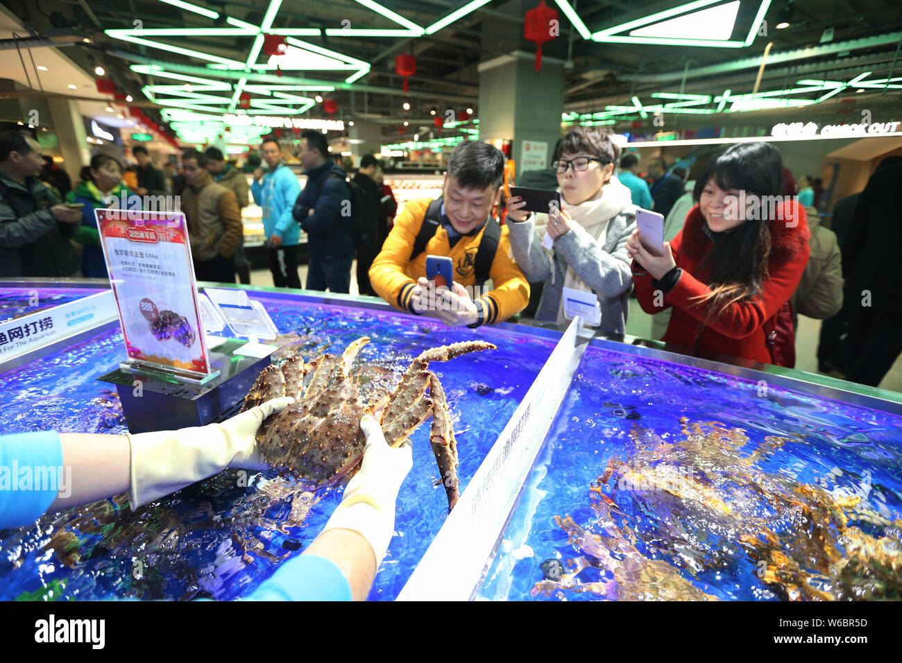 --FILE--Chinese customers shop for seafood at a store of O2O fresh ...