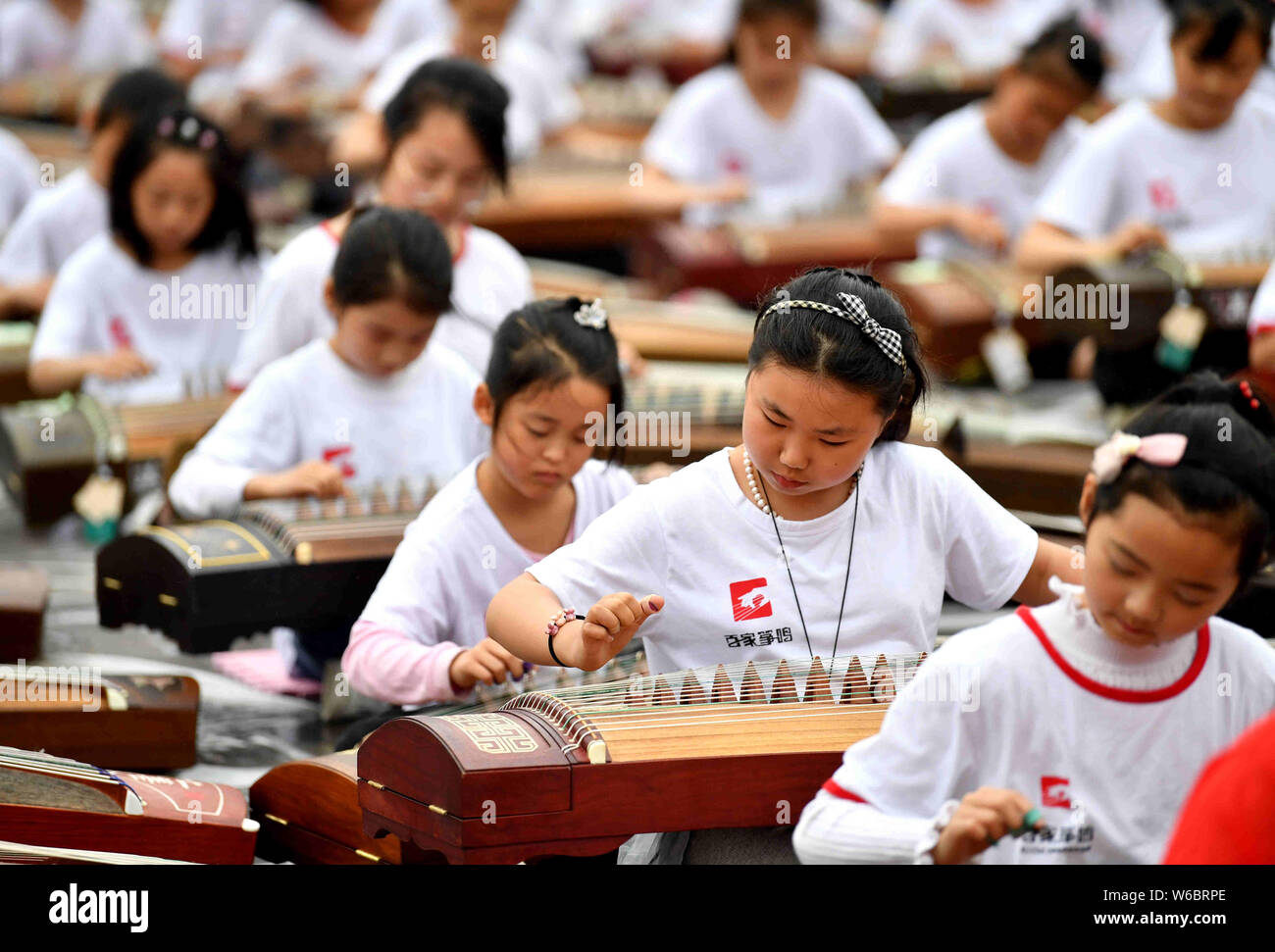 Guzheng hi-res stock photography and images - Alamy