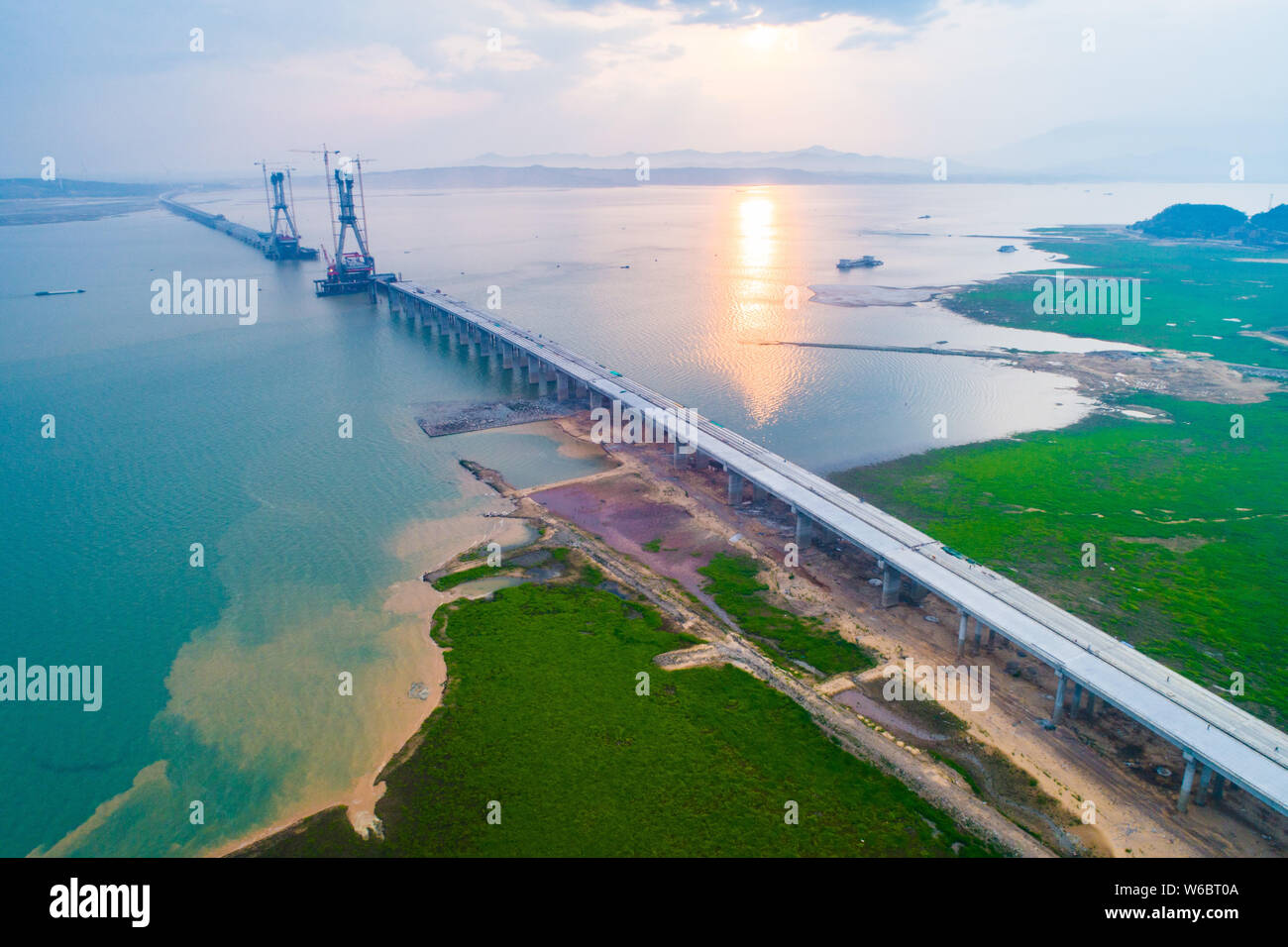 The 5,589-meter-long and 24.5-meter-wide new Poyang Lake bridge ...