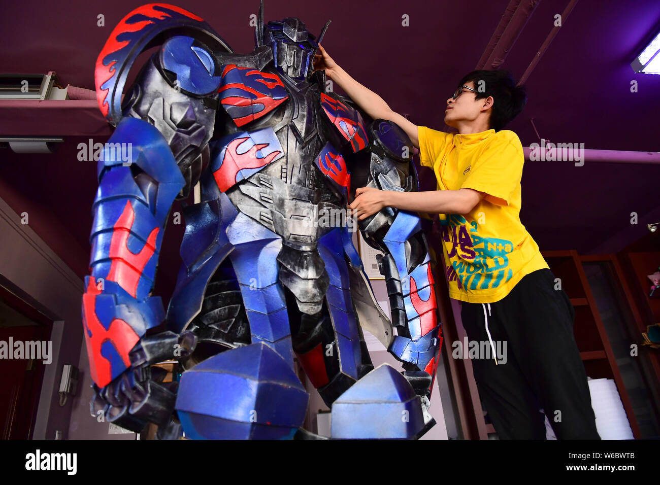 --FILE--25-year-old Chinese man Liu Sen assembles a realistic costume ...