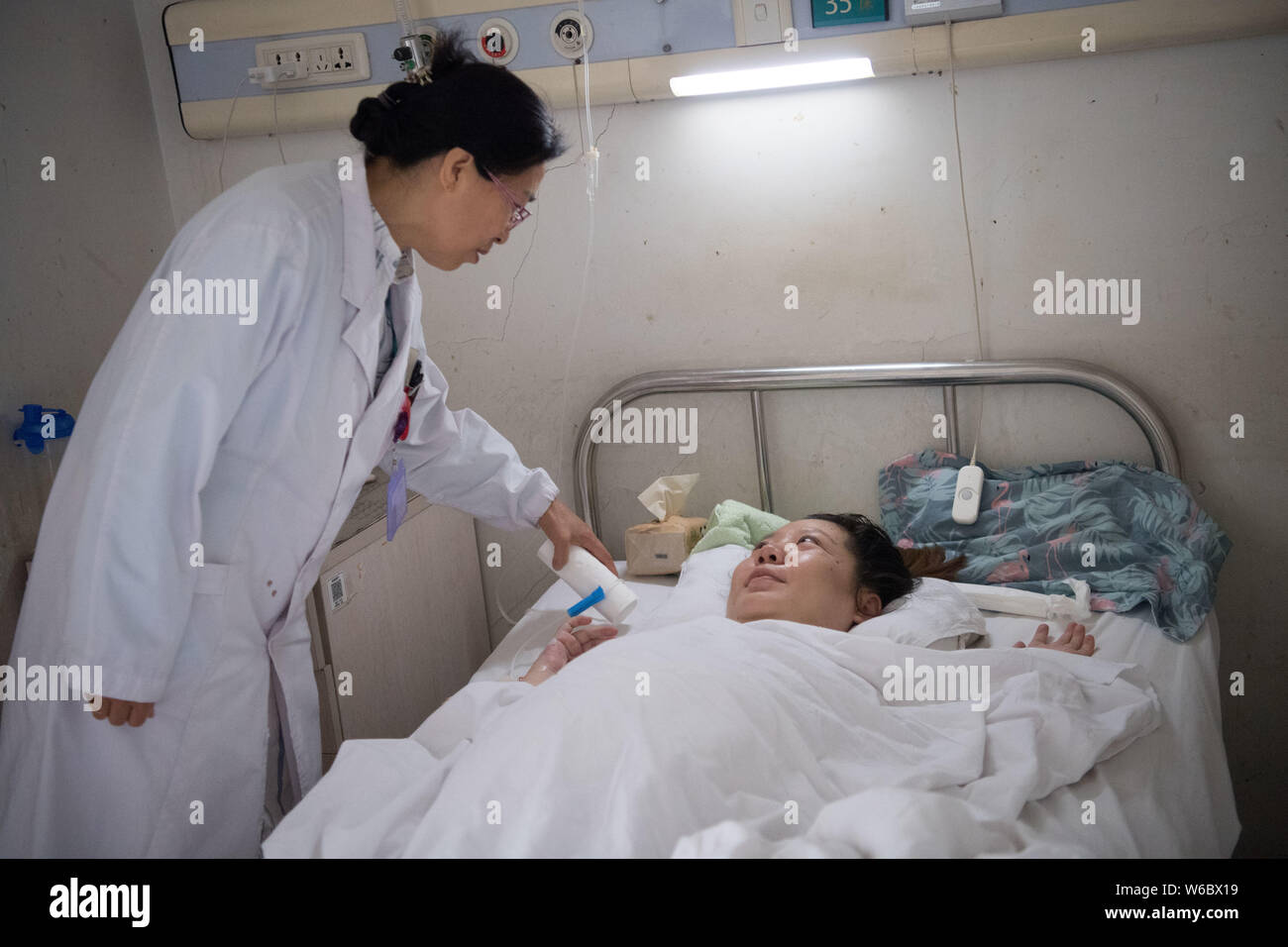 Chinese doctor Zhang Yanli looks after woman Tian, 26, who had Lou ...