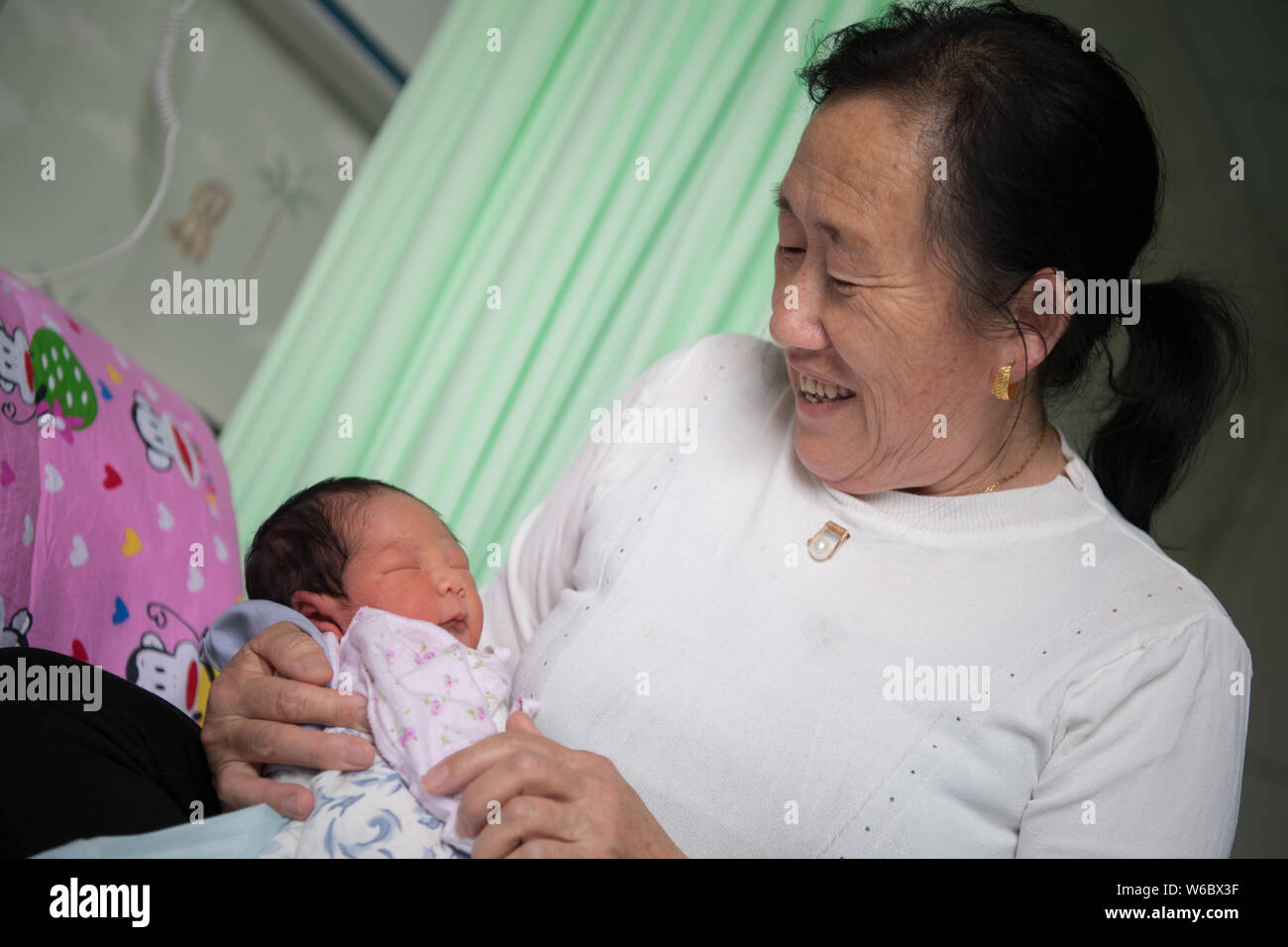The family of Chinese woman Tian, 26, who had Lou Gehrig's disease ...