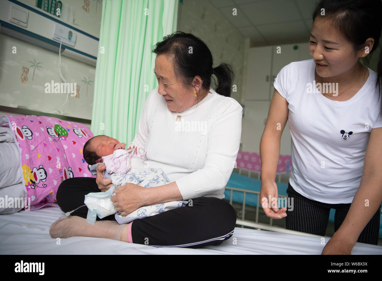The families of Chinese woman Tian, 26, who had Lou Gehrig's disease ...