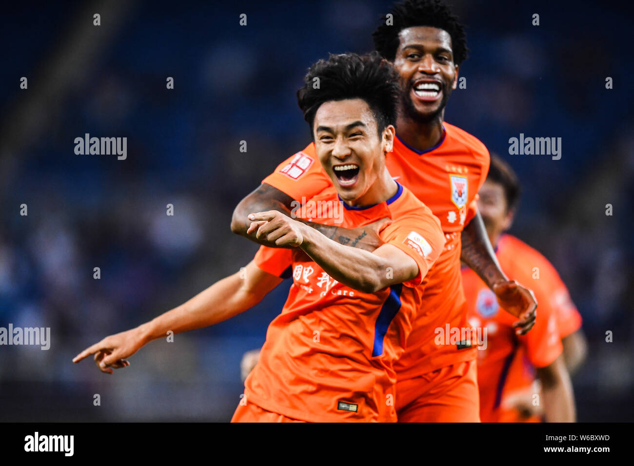 Brazilian football player Gil, right, of Shandong Luneng Taishan ...