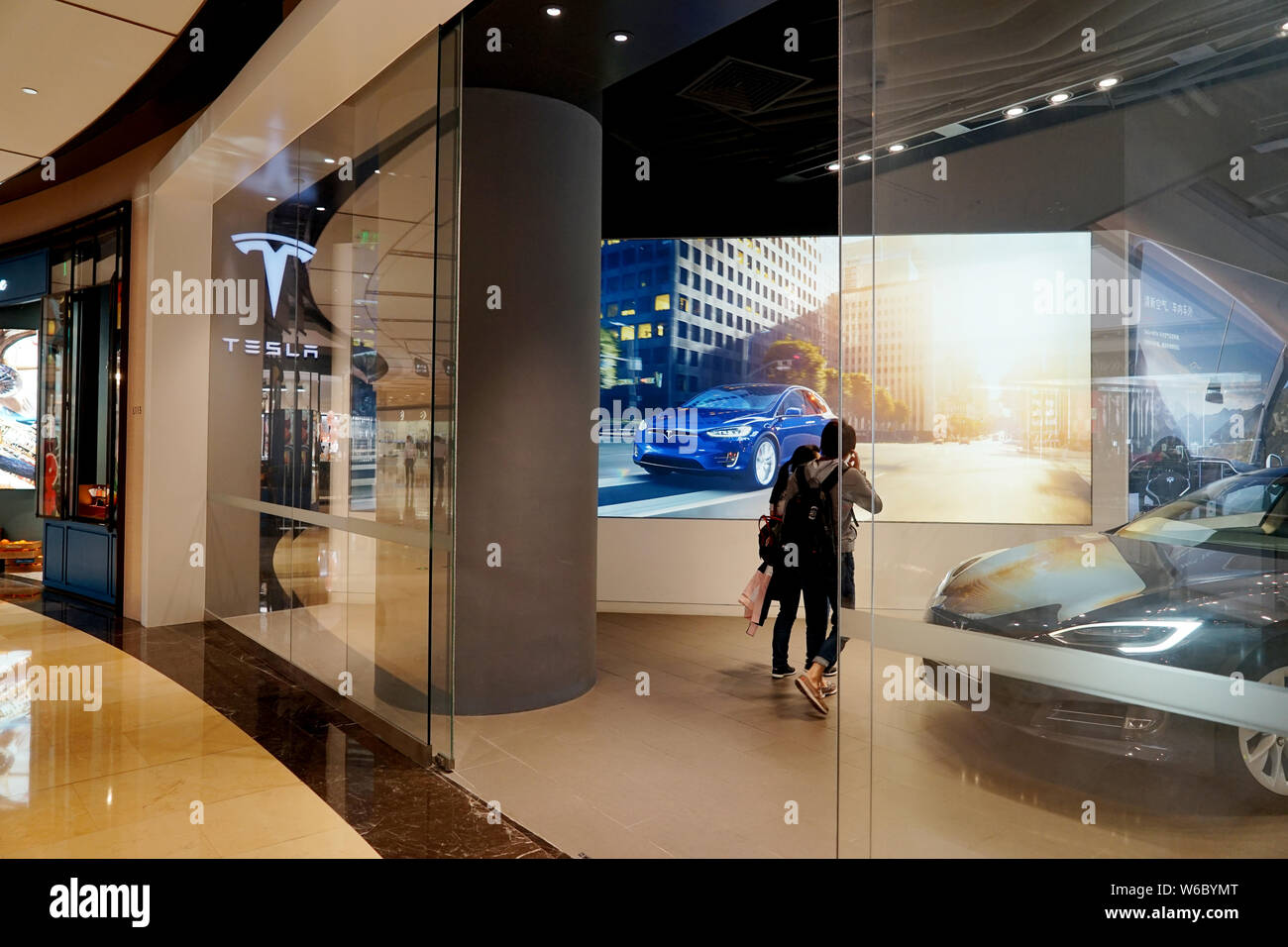 Tesla store customers hi-res stock photography and images - Alamy