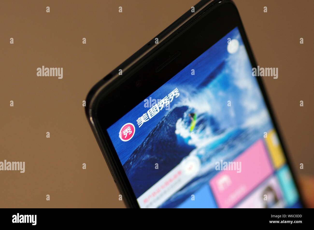--FILE--A Chinese mobile phone user uses photo editing and sharing app ...