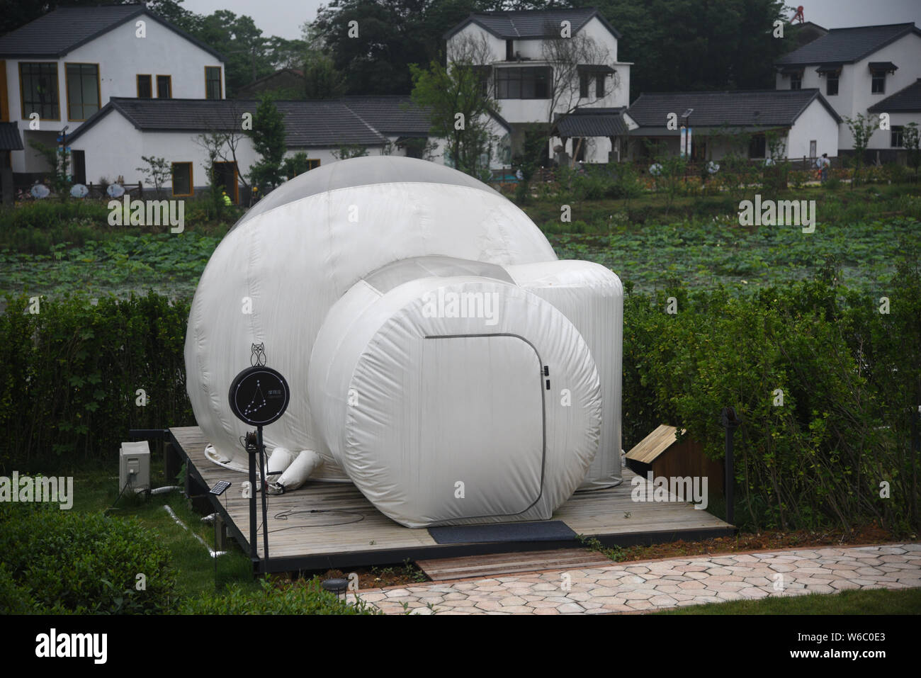 Bubble rooms hi-res stock photography and images - Alamy