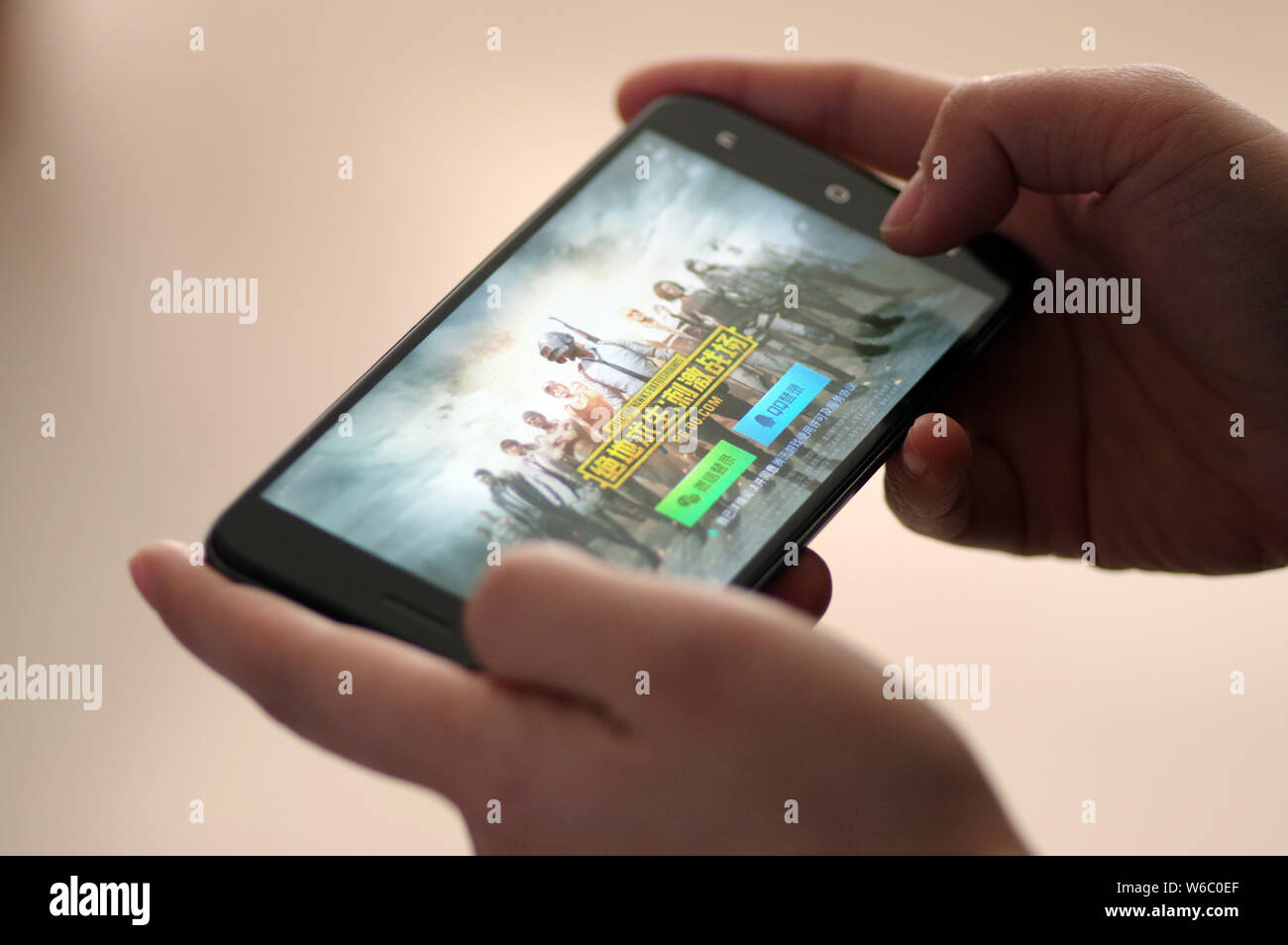 --FILE--A Chinese mobile game player plays Tencent's multiplayer online ...