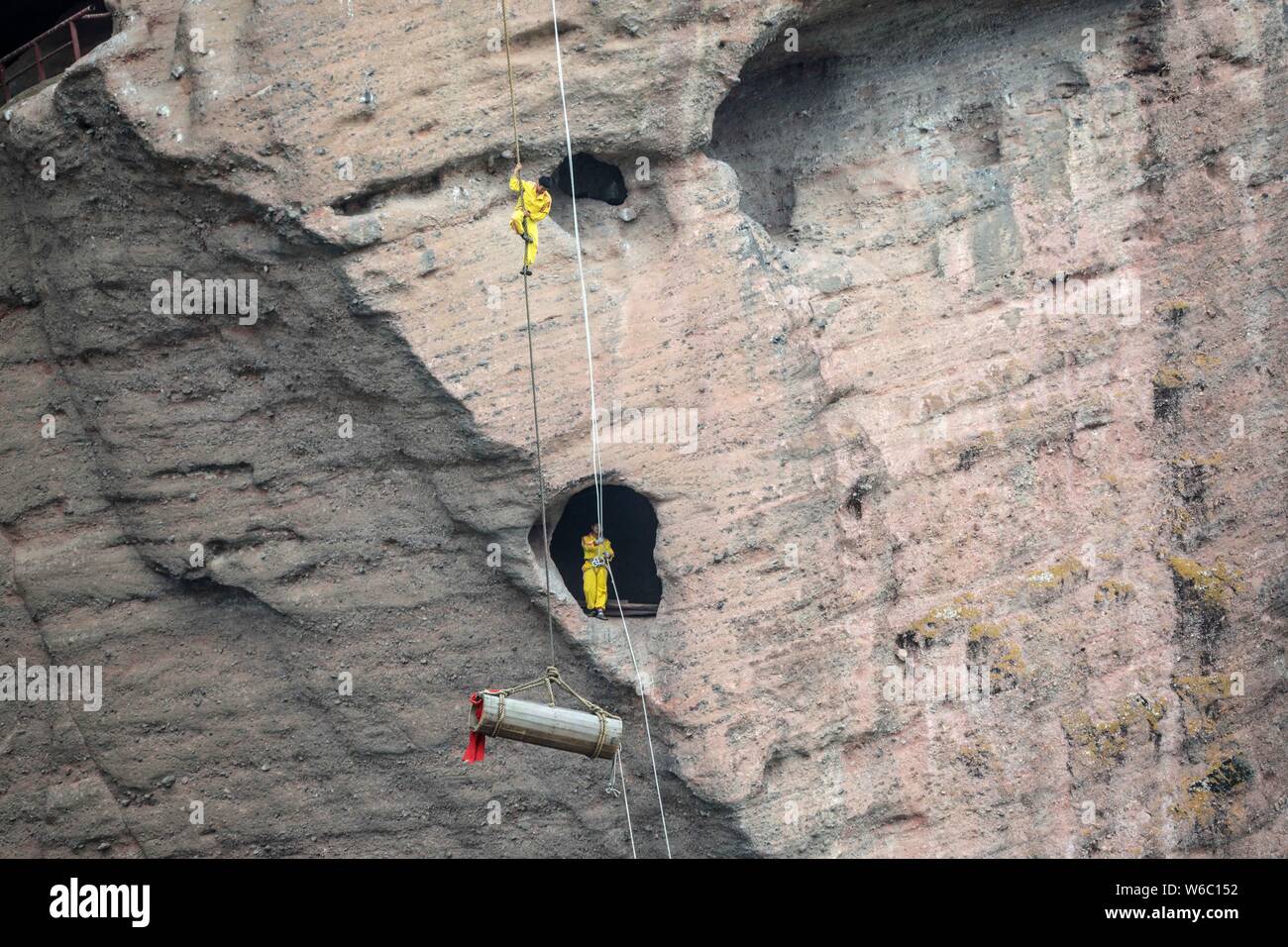 Dragon coffin hi-res stock photography and images - Alamy