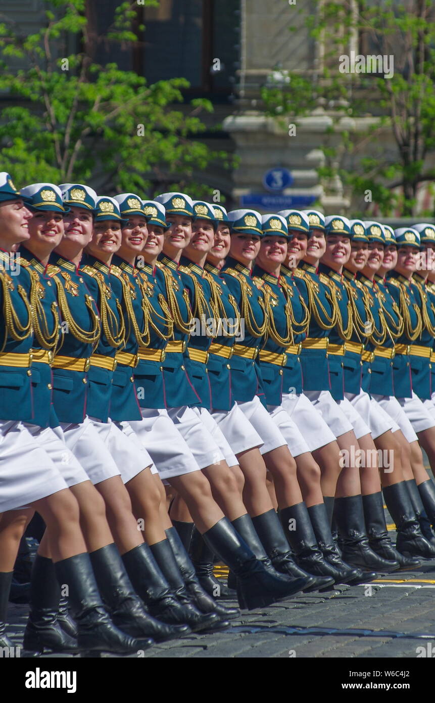 Female Russian soldiers march along the Red Square during the Victory ...