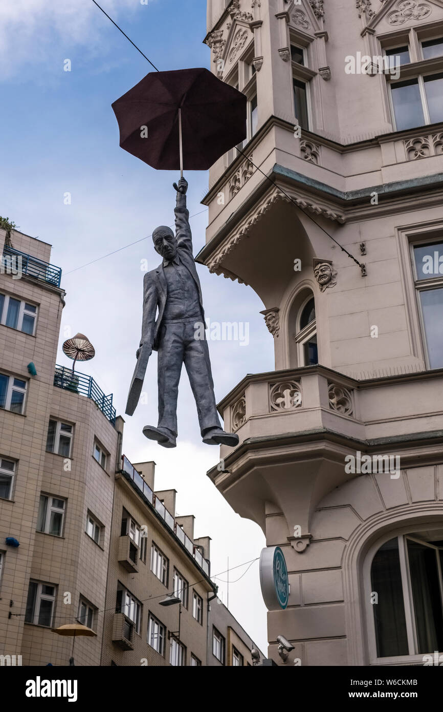 Umbrella man sculpture hi-res stock photography and images - Alamy