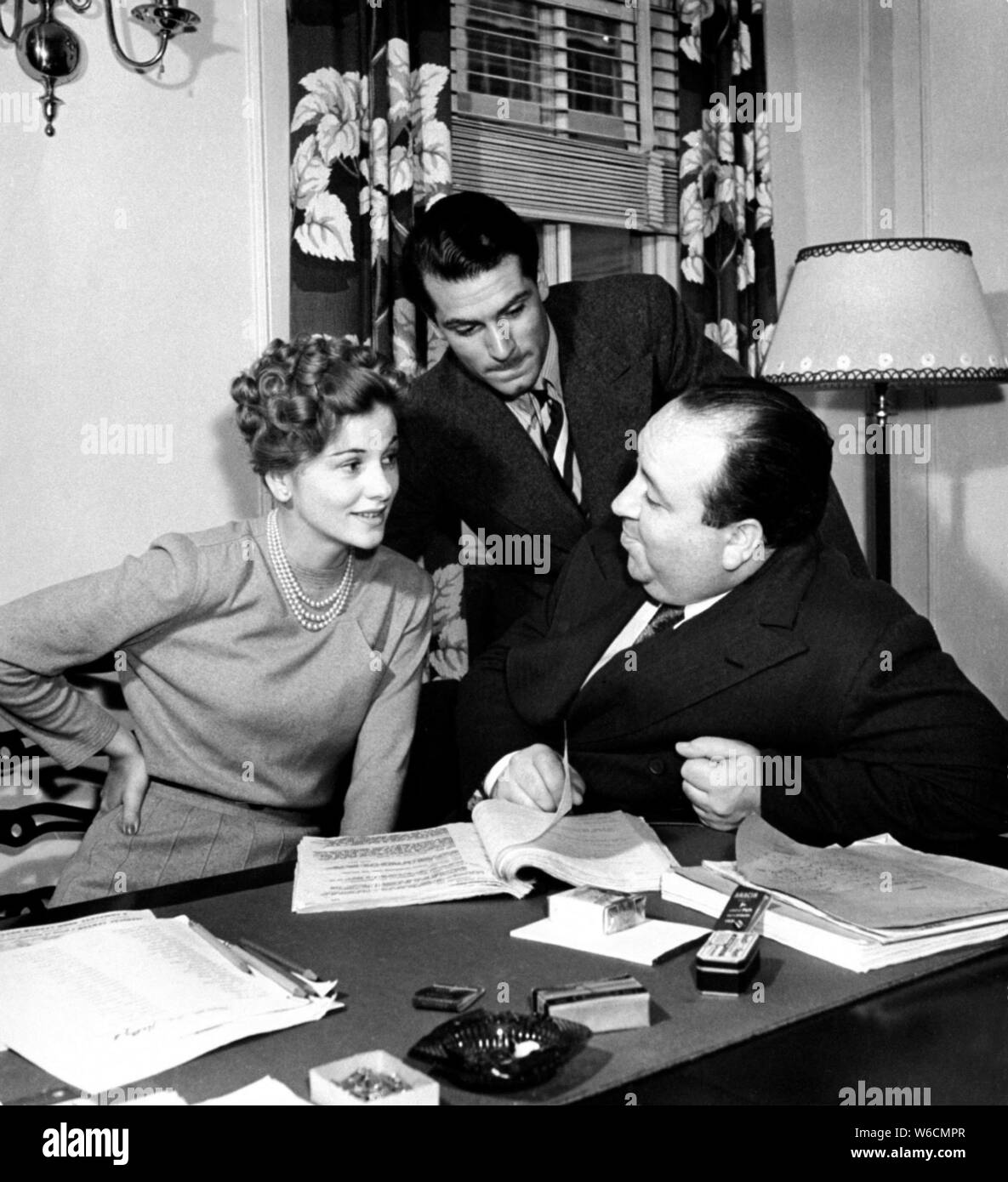 JOAN FONTAINE , LAURENCE OLIVIER and ALFRED HITCHCOCK in REBECCA (1940 ...