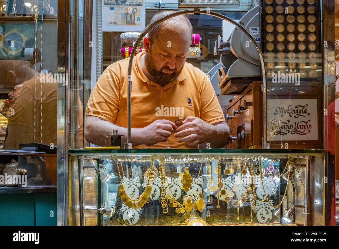 Turkish jeweler and gold merchant creates a necklace in a souk in ...