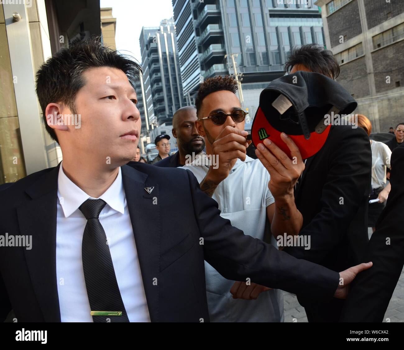 Lewis hamilton signs autographs hi-res stock photography and images - Alamy