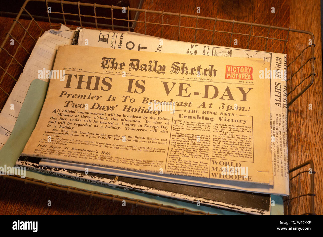 Ve day newspaper hi-res stock photography and images - Alamy