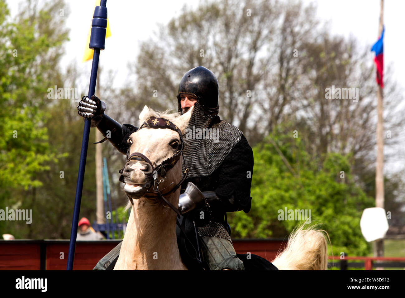 Medieval knight in a field hi-res stock photography and images - Alamy