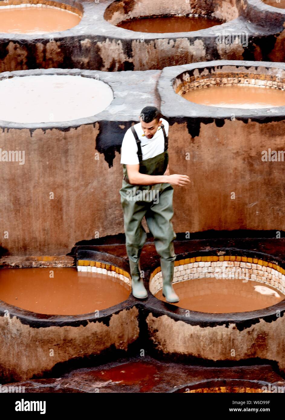 Oldest worker hi-res stock photography and images - Alamy