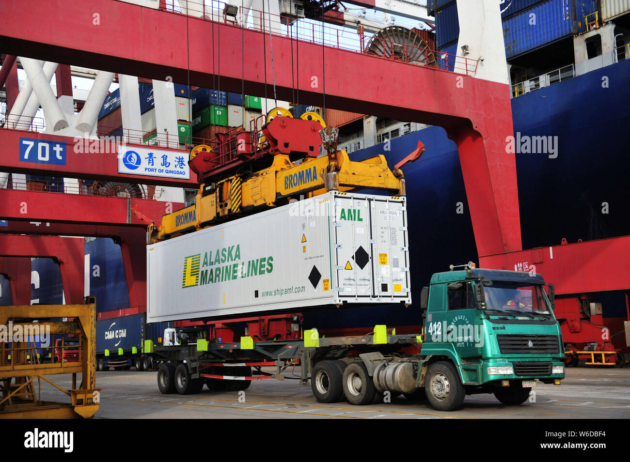Crane vehicle lifts container hi-res stock photography and images - Alamy