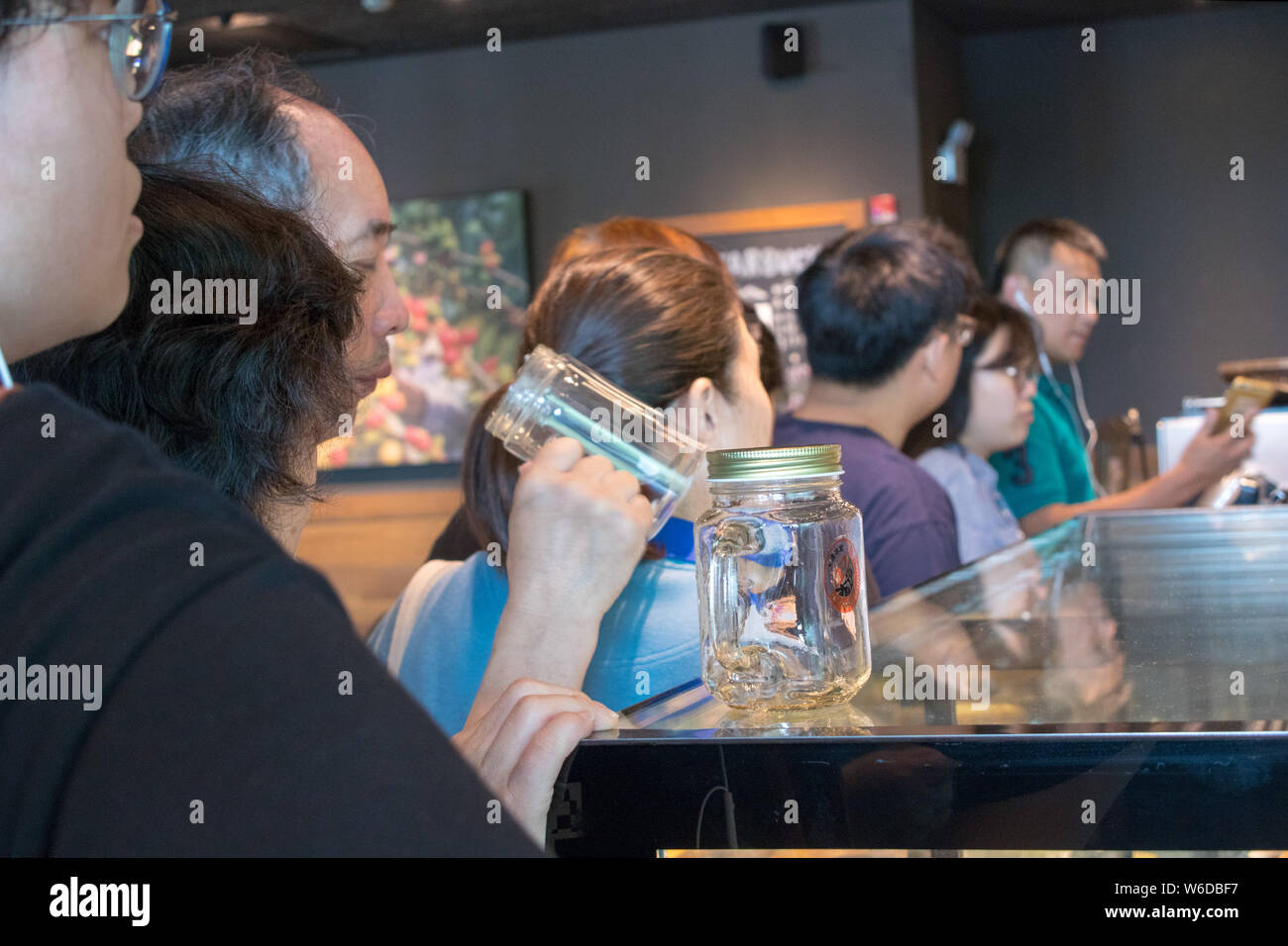 Starbucks customers line hi-res stock photography and images - Alamy