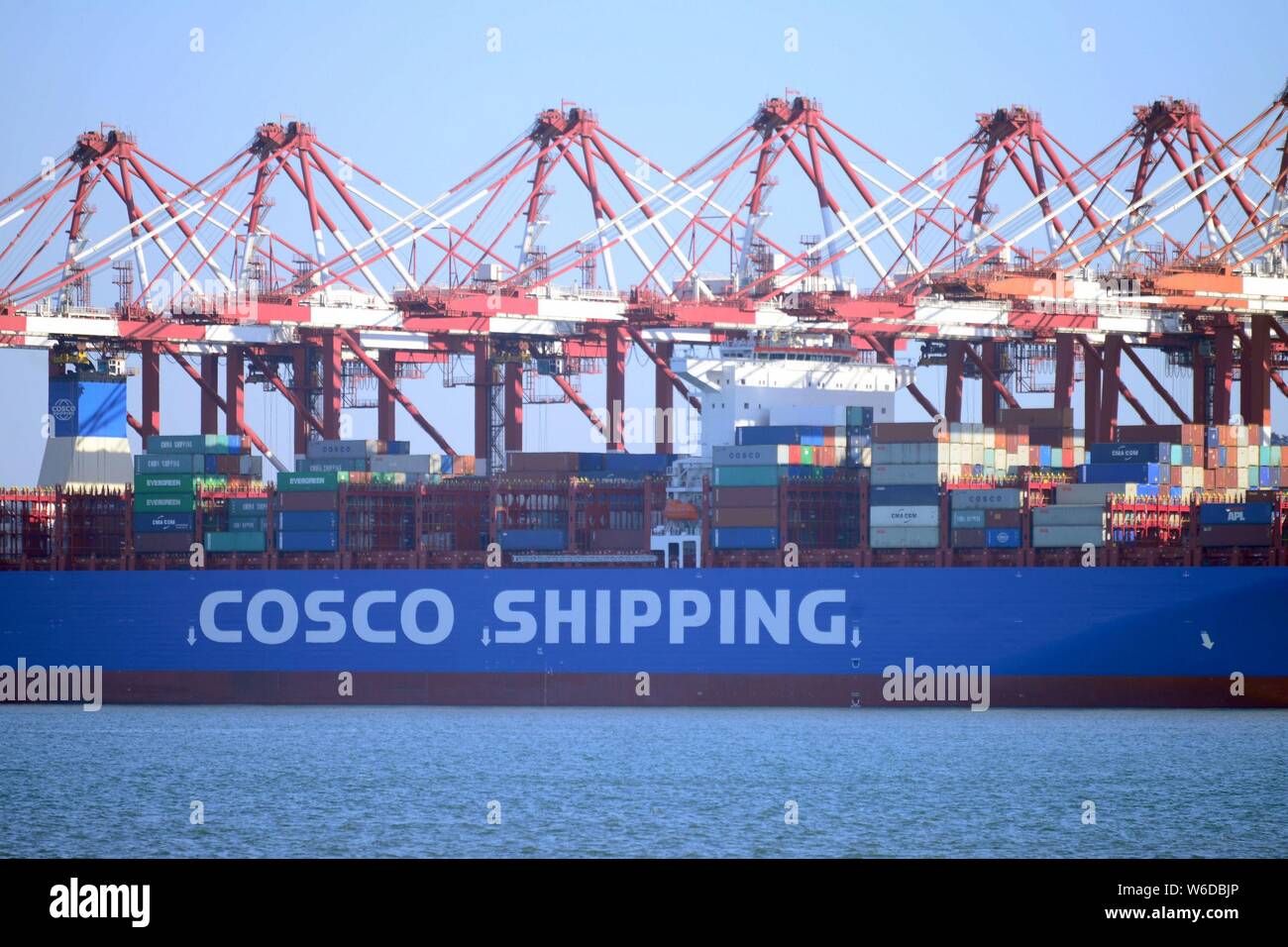 Oocl containers hi-res stock photography and images - Alamy