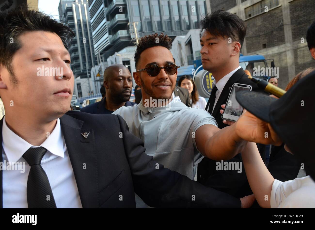 Lewis hamilton signs autographs hi-res stock photography and images - Alamy