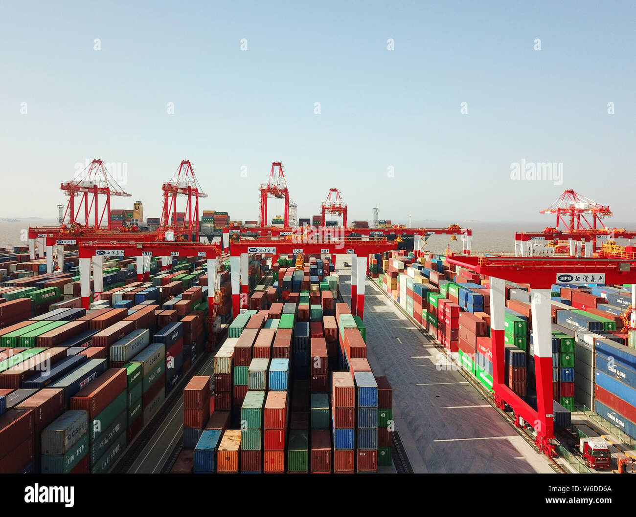 Yangshan deep water port shanghai hi-res stock photography and images ...