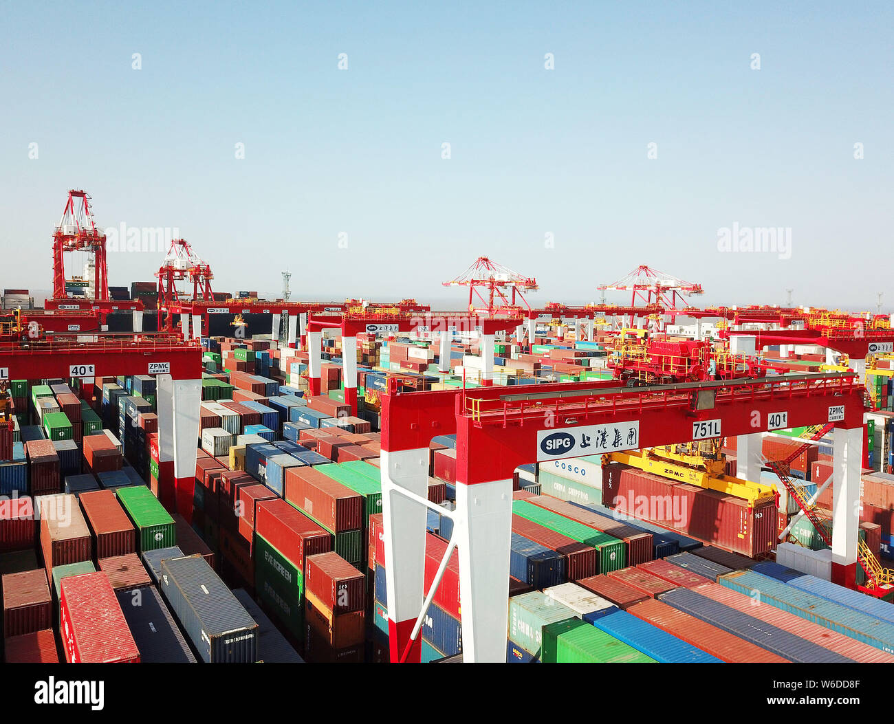 Yangshan deep water port shanghai hi-res stock photography and images ...