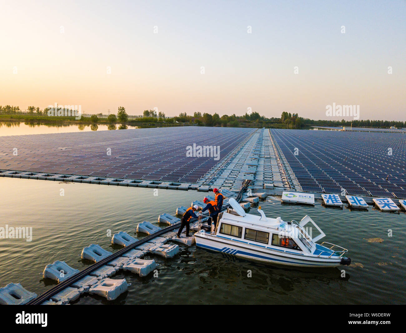 China floating solar farm hi-res stock photography and images - Alamy