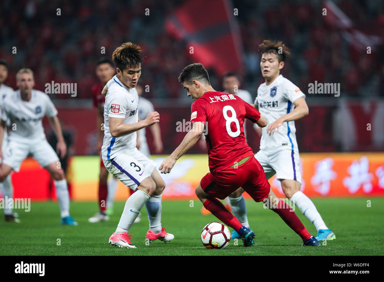 Chinese super league oscar hi-res stock photography and images - Alamy