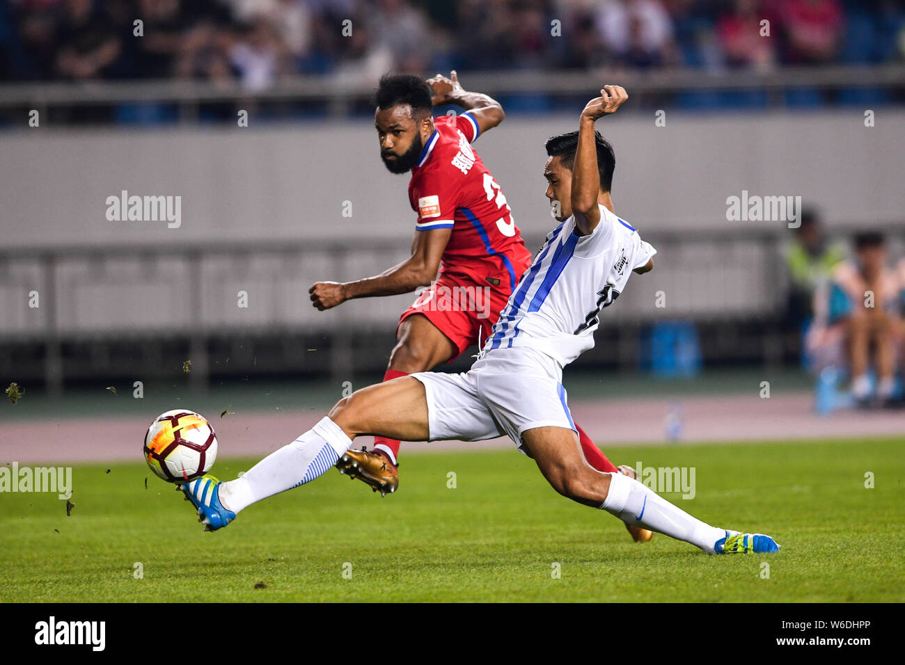 Brazilian football player Luiz Fernandinho, left, of Chongqing SWM ...