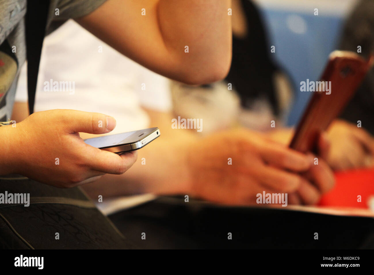 Phone users train hi-res stock photography and images - Alamy