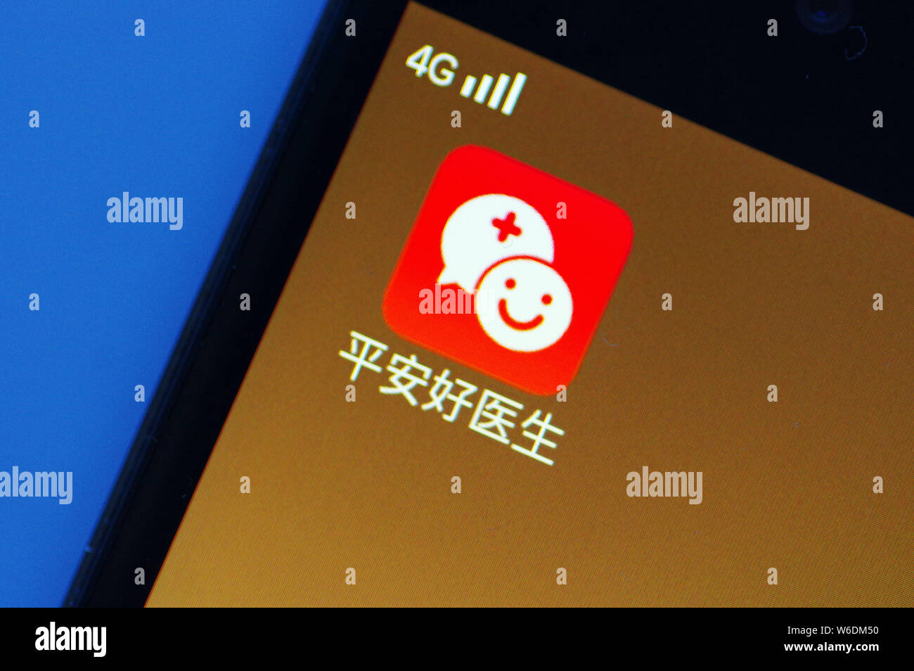 --FILE--A Chinese mobile phone looks at the icon of the app of Chinese ...