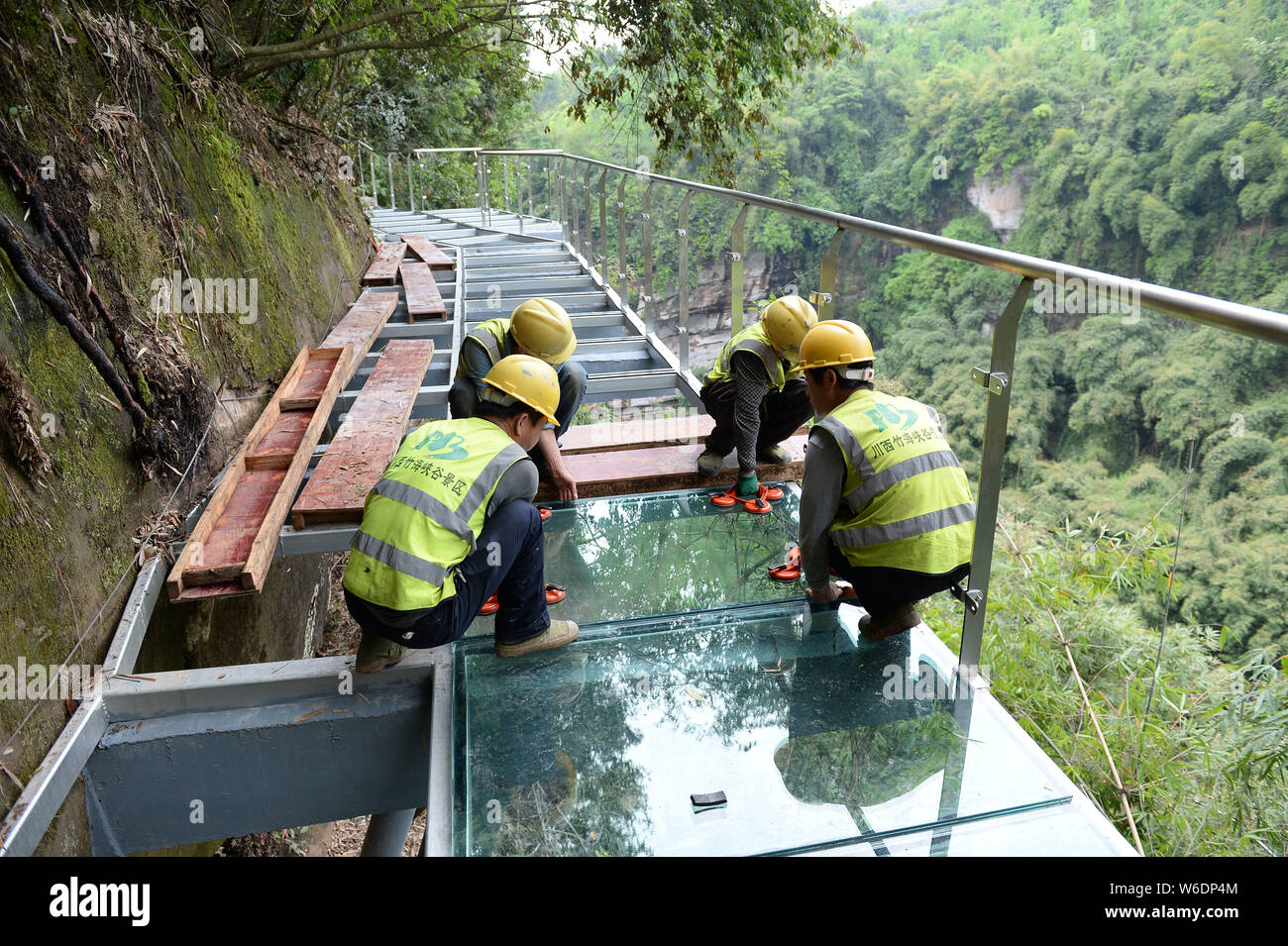 Glass bottom walkway hi-res stock photography and images - Alamy