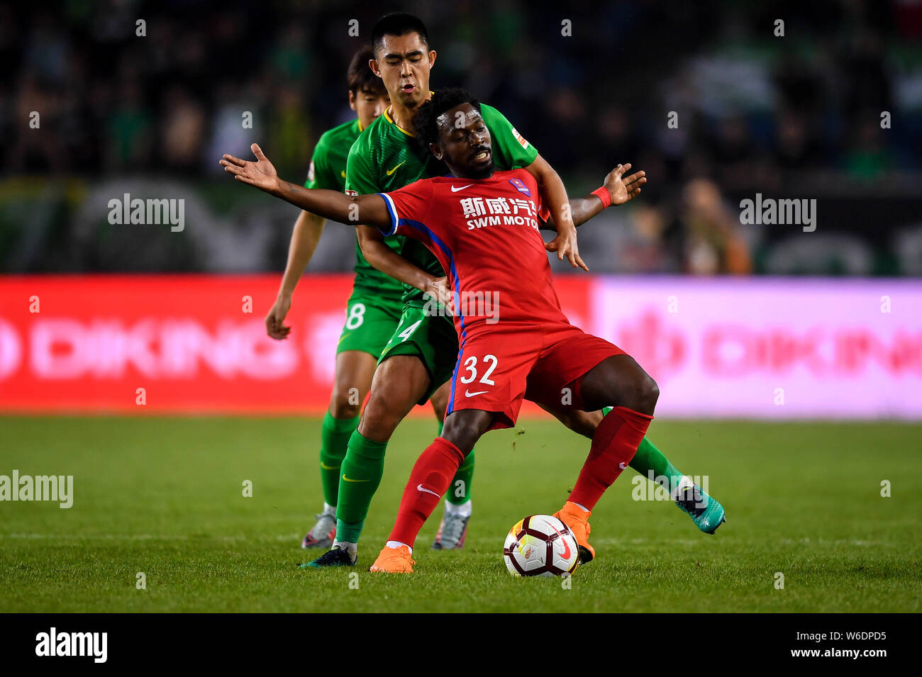 Brazilian football player Fernandinho Henrique, right, of Chongqing SWM ...