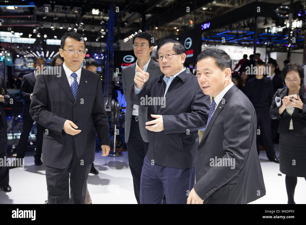Wan Gang, Minister of Science and Technology, center, visits the stand ...