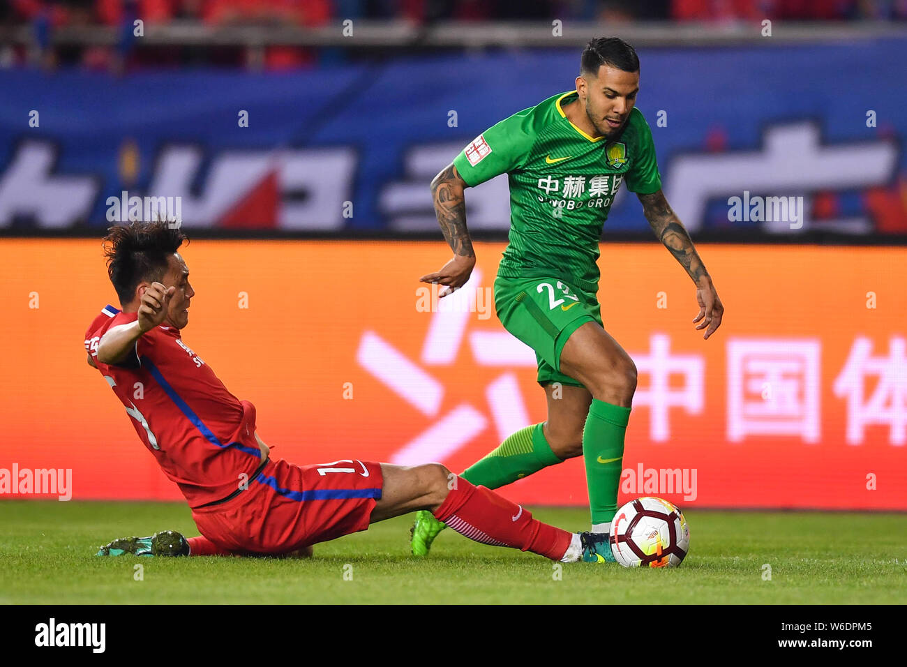 Spanish football player Jonathan Viera, right, of Beijing Sinobo Guoan ...
