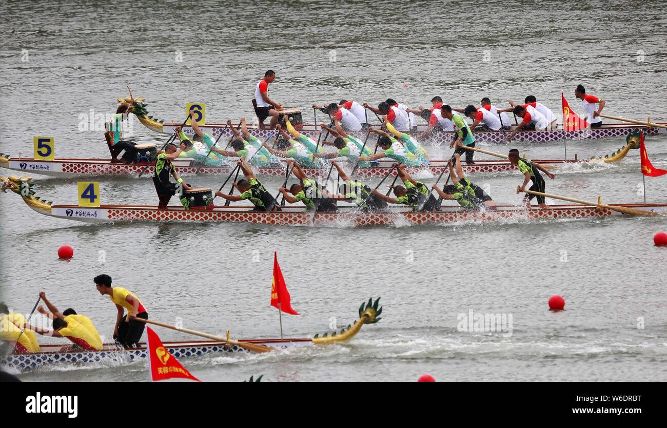 Participants take part in the 2018 China Longzhou (Dragon Boat ...