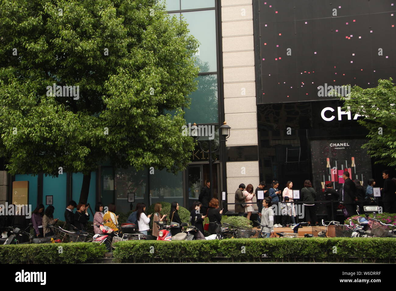 Customers queue up to get the makeup from Chanel Beauty Event in front ...