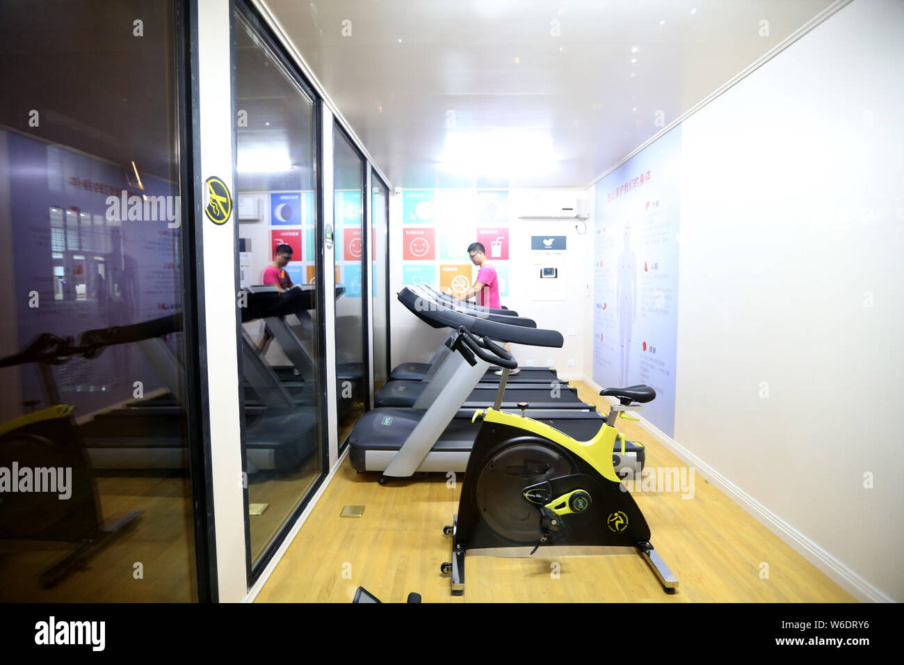 Sichuan citizen hi-res stock photography and images - Alamy