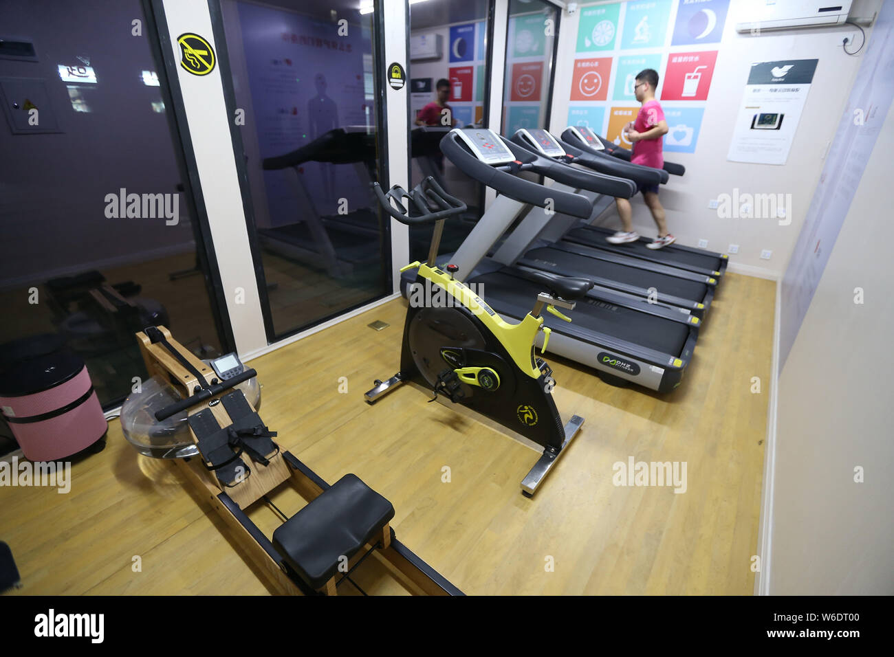 Sichuan citizen hi-res stock photography and images - Alamy