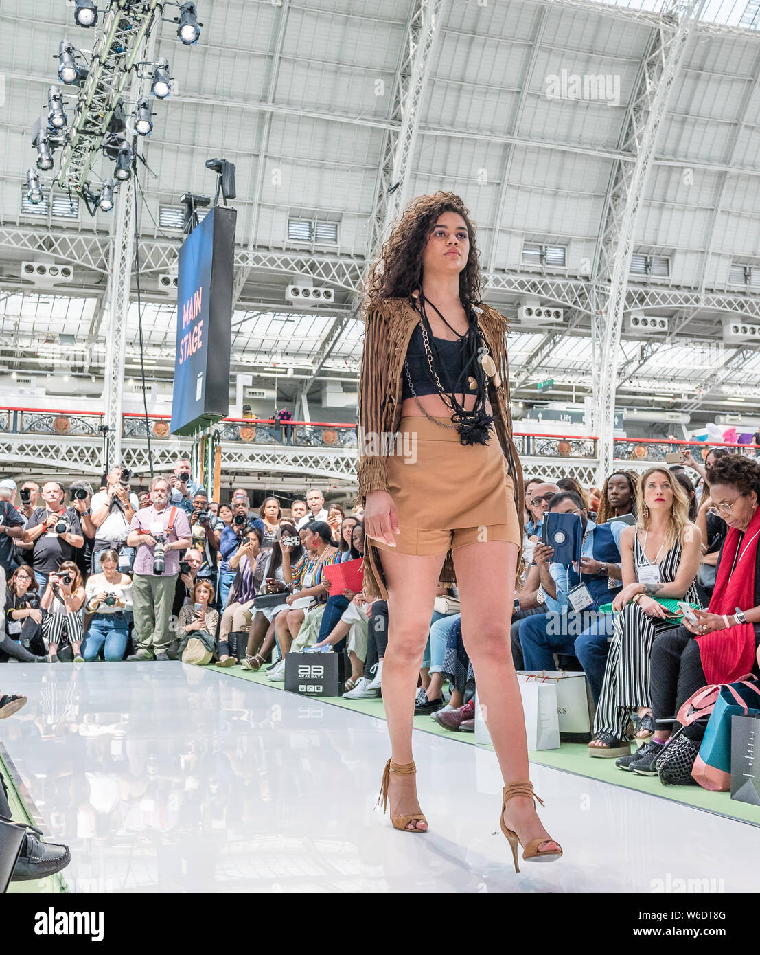 Catwalk model walking hi-res stock photography and images - Alamy