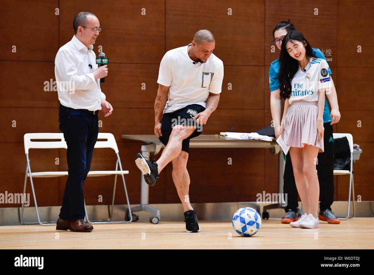 Roberto carlos free kick hi-res stock photography and images - Alamy