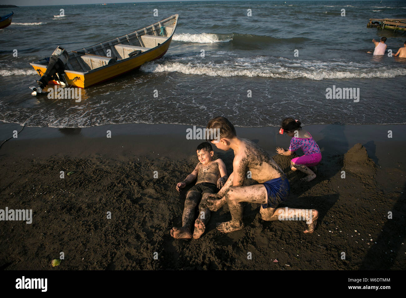 (190801) -- RAMSAR, Aug. 1, 2019 (Xinhua) -- Children play with sand at ...