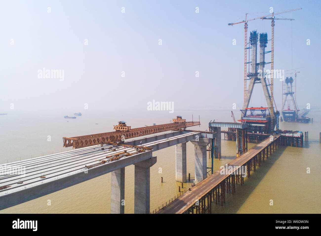 The 5,589-meter-long and 24.5-meter-wide new Poyang Lake bridge ...
