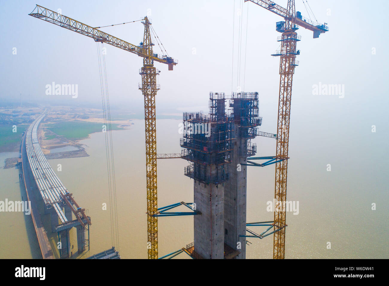The 5,589-meter-long and 24.5-meter-wide new Poyang Lake bridge ...
